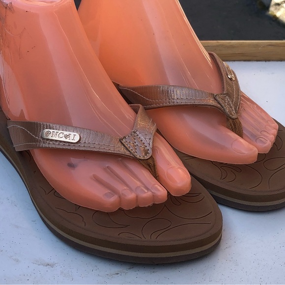 ncai | Shoes | Ncai Womens Metalic Gold Thong Flip Flop Tan And Brown ...